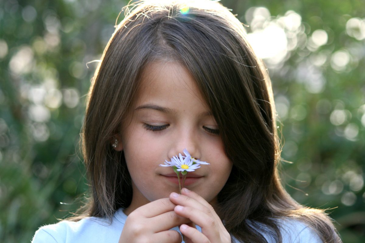 nina-huele-flor-e1552401691548 | Esepe nina-huele-flor-e1552401691548 | Esepe